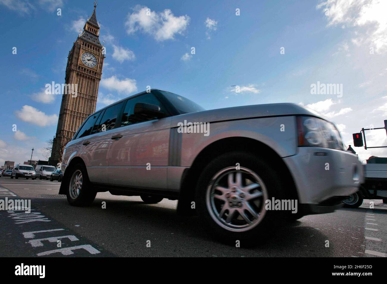 4 x 4 car city hi-res stock photography and images - Alamy