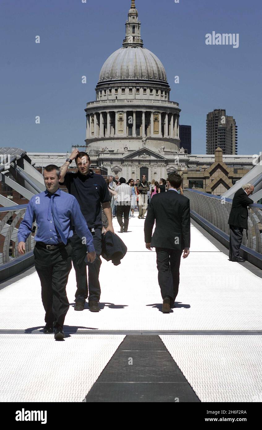 The hot weather returned to parts of the UK today with temperatures in ...