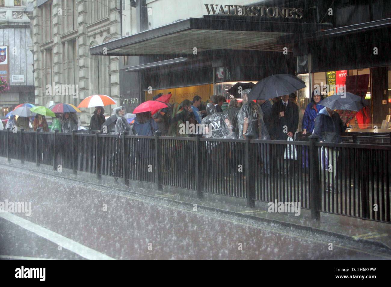Harry Potter fans queuing in the rain outside Waterstones in Piccidilly ...