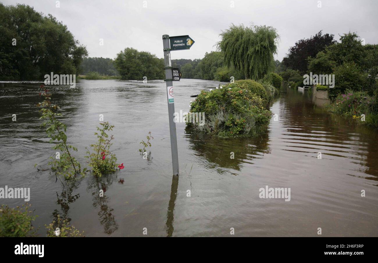 The floods at Purley On The Thames in England Stock Photo - Alamy
