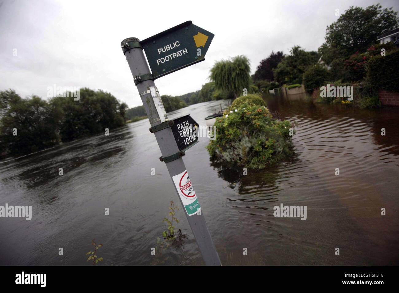 The floods at Purley On The Thames in England Stock Photo - Alamy