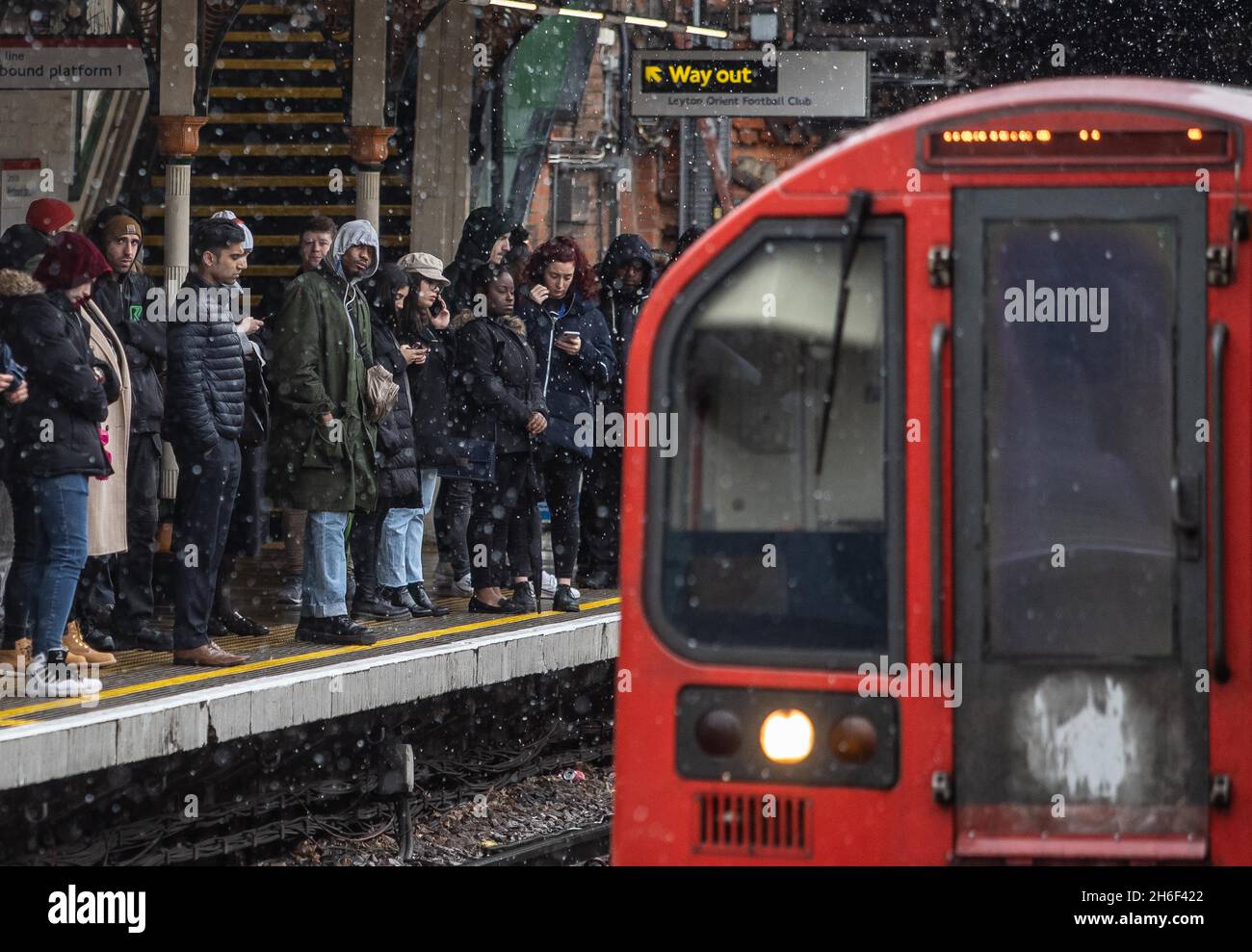 Commuters travel to work in the snow in London Stock Photo - Alamy
