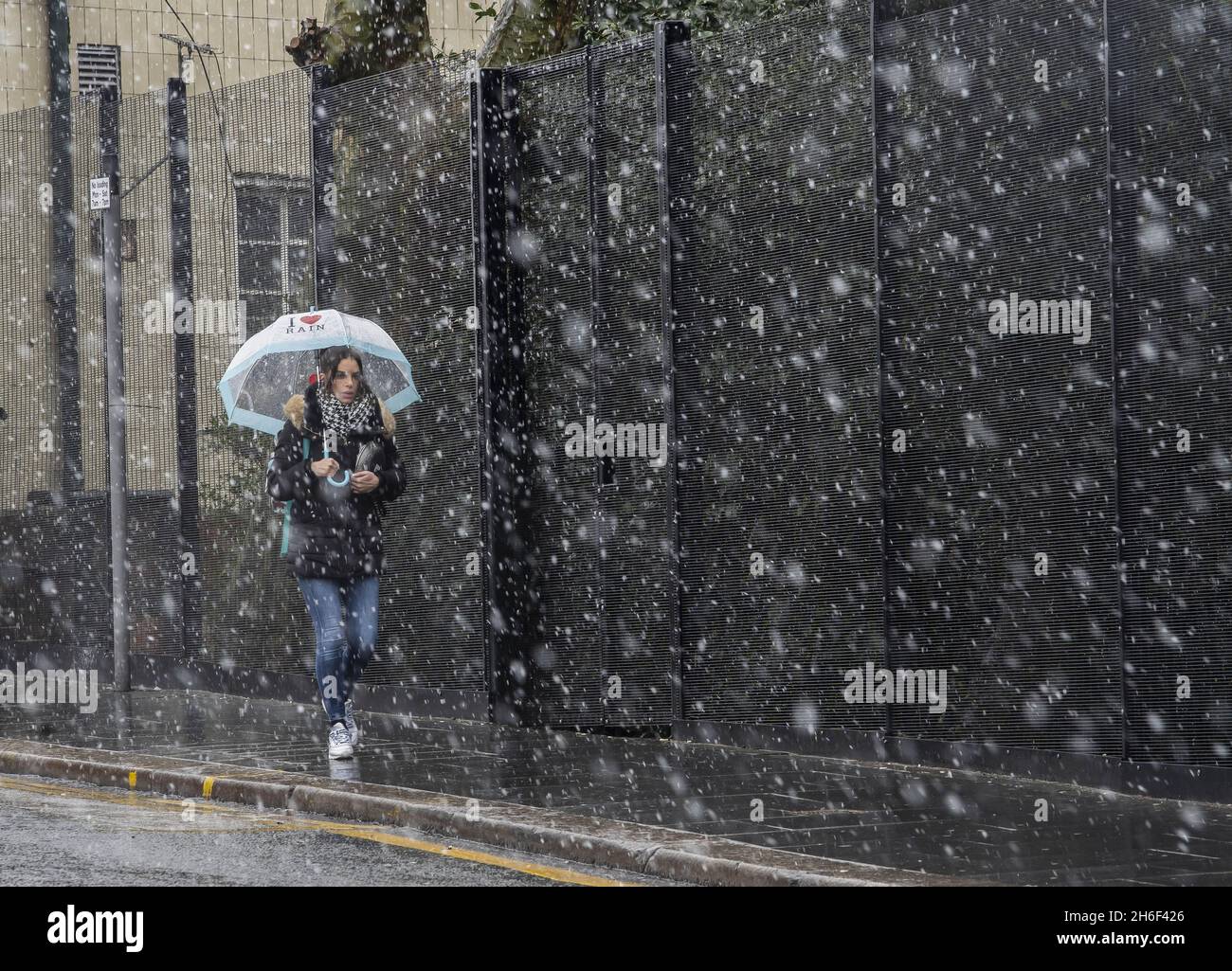 Commuters travel to work in the snow in London Stock Photo - Alamy
