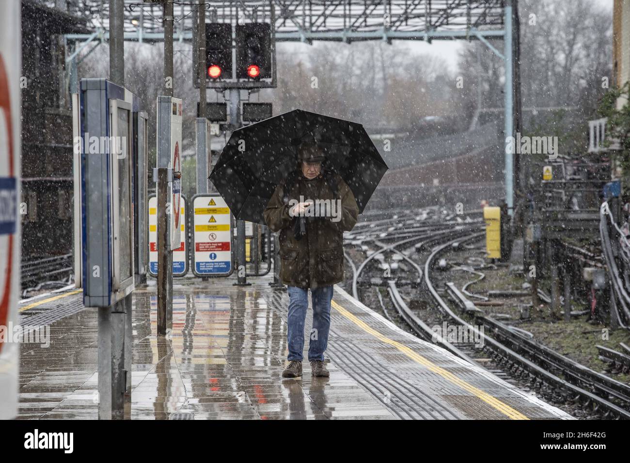 Commuters travel to work in the snow in London Stock Photo - Alamy