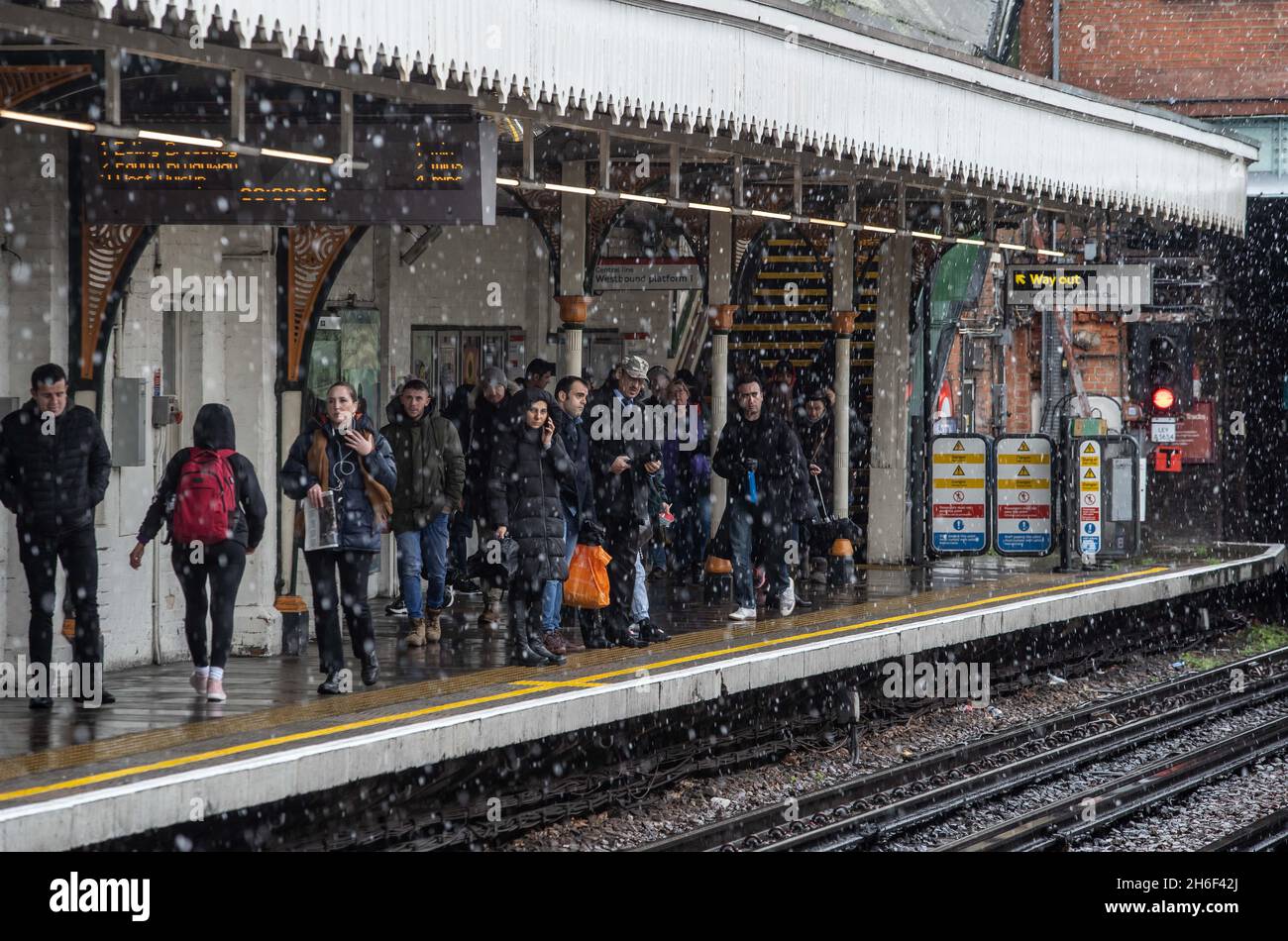 Commuters travel to work in the snow in London Stock Photo - Alamy