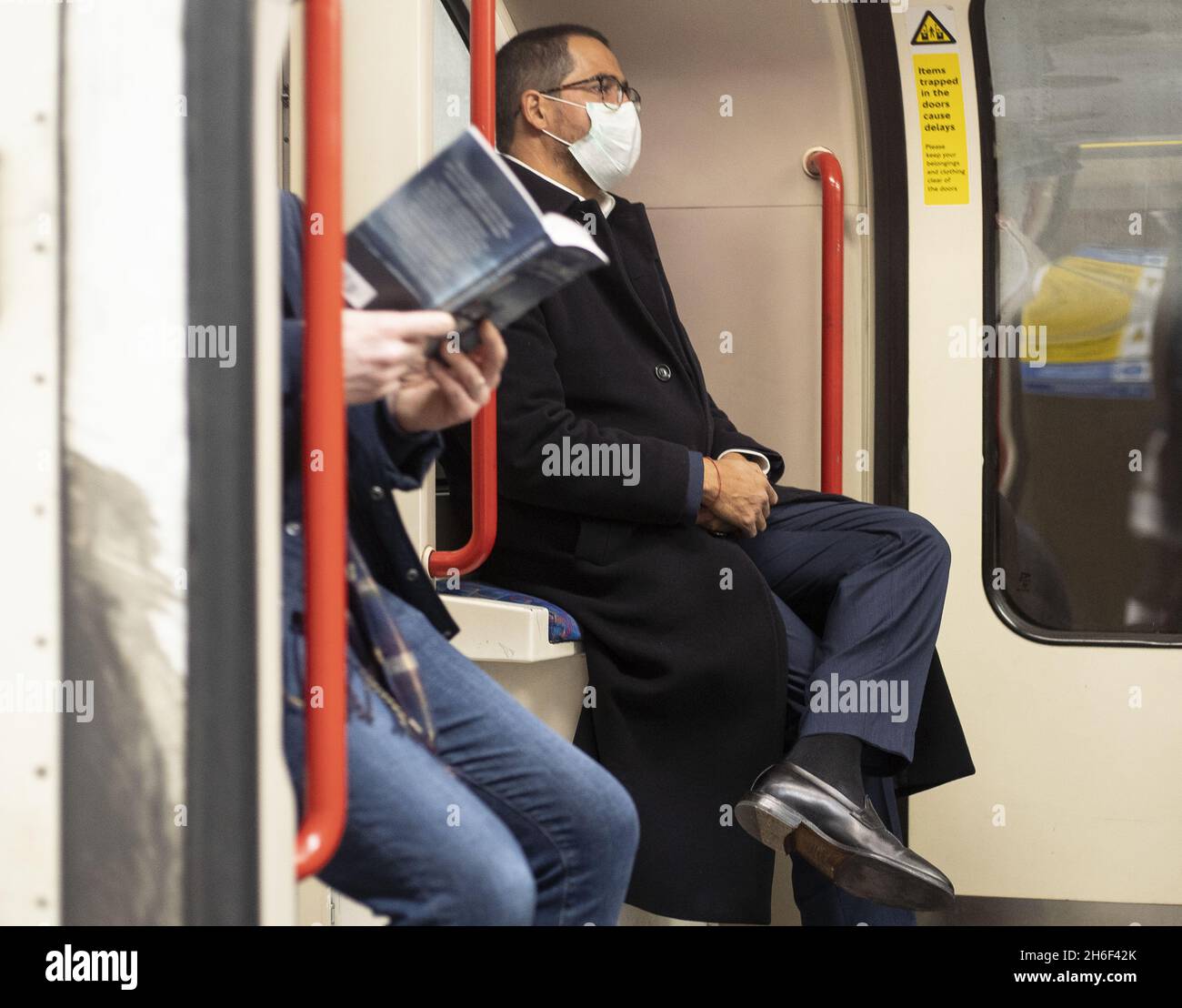 Commuters travel to work in the snow in London Stock Photo - Alamy