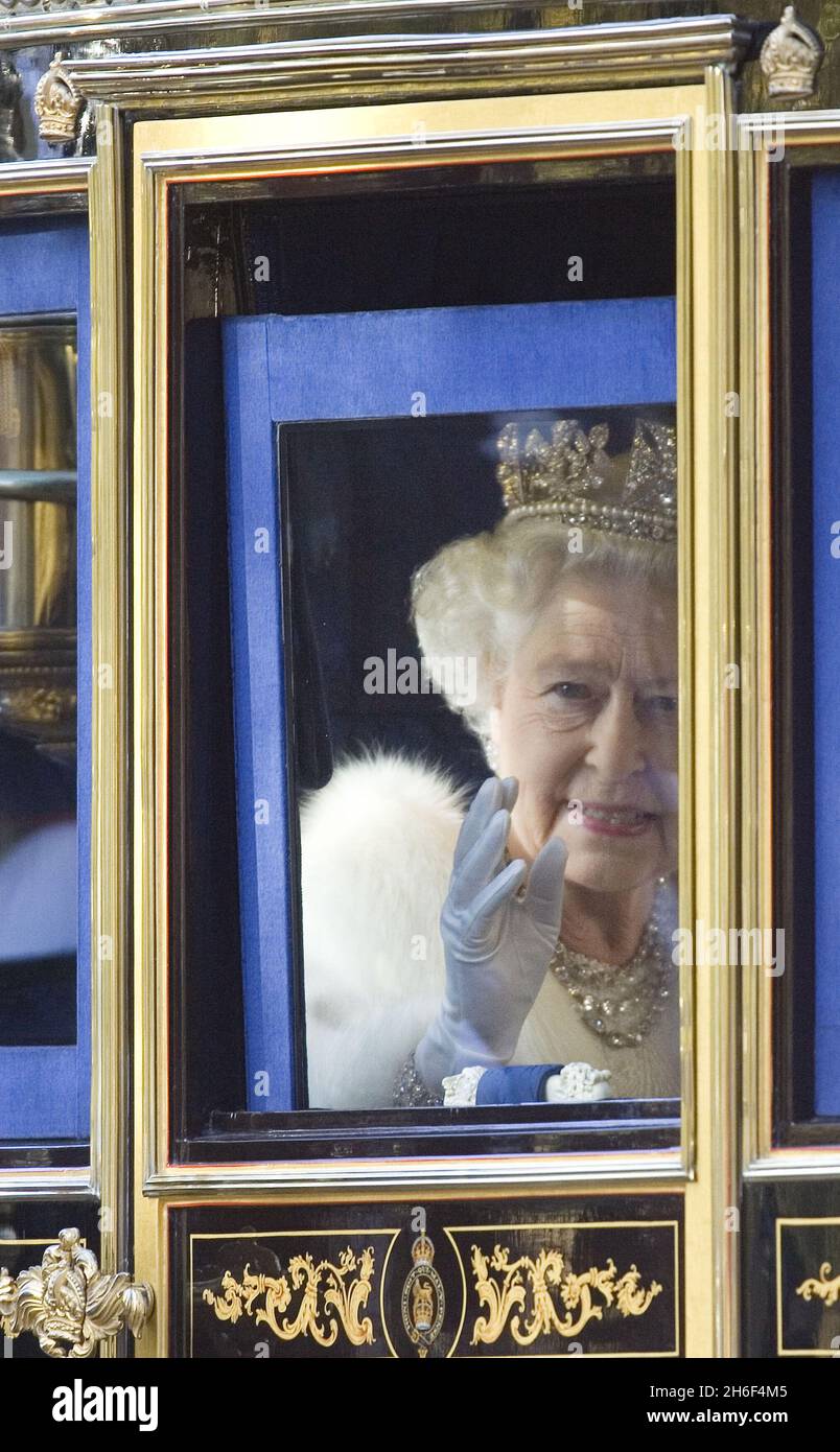 Queen elizabeth crown waving hi-res stock photography and images - Alamy