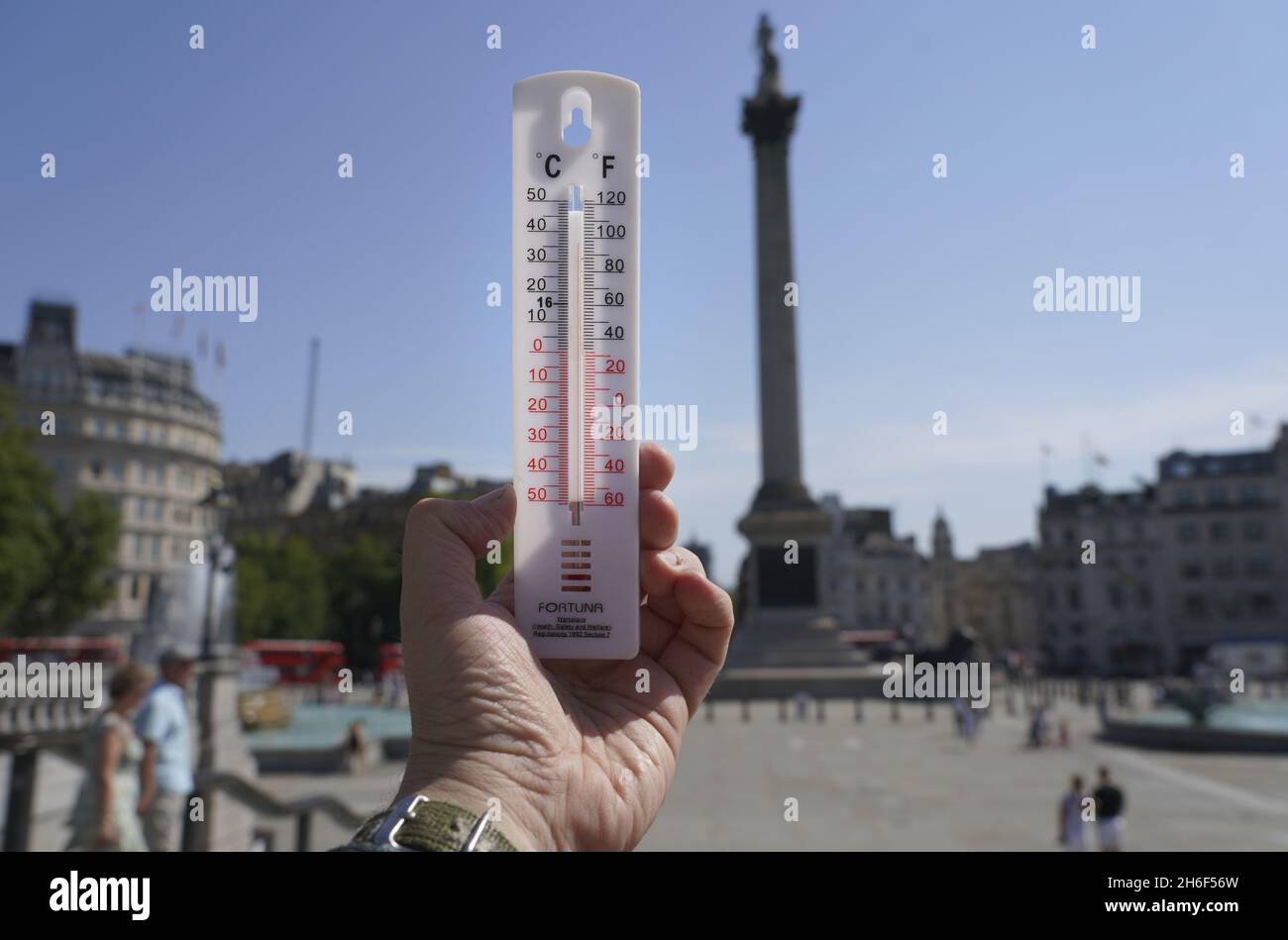 Temperature hits 100 in Trafalgar Square in London on the hottest day ...