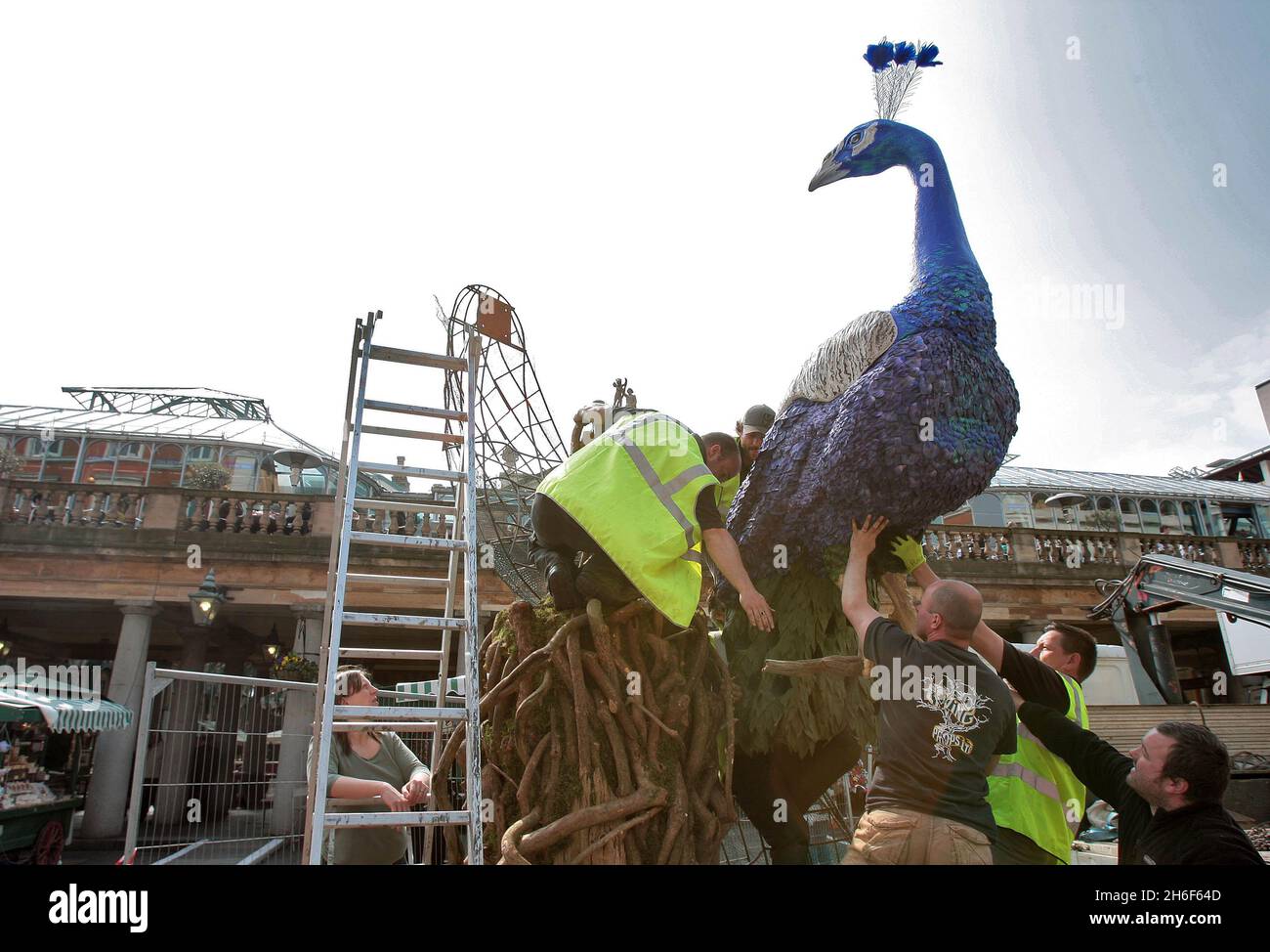 Workers put the finishing touches on Covent Garden LondonÃ•s latest ...
