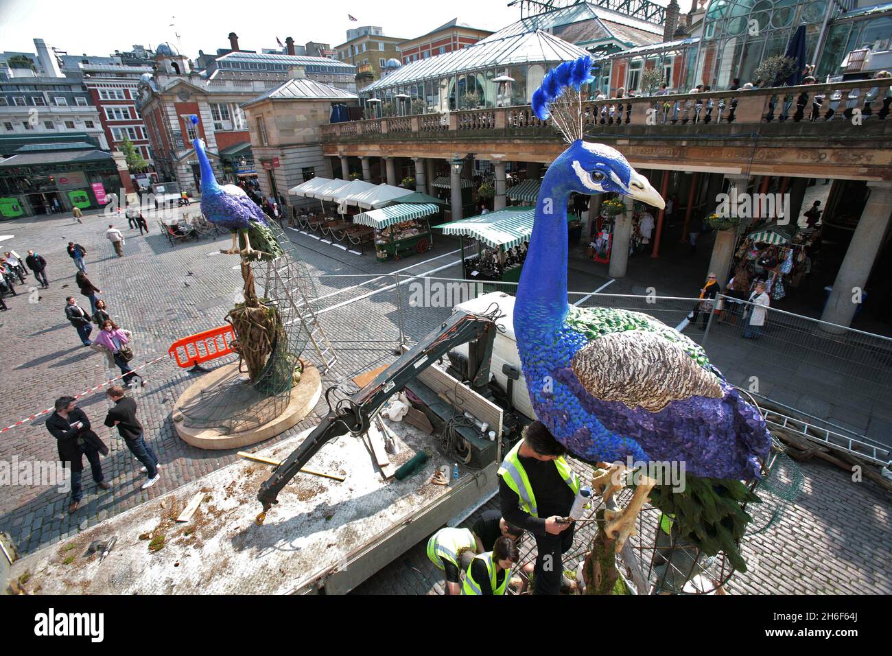 Workers put the finishing touches on Covent Garden LondonÃ•s latest ...