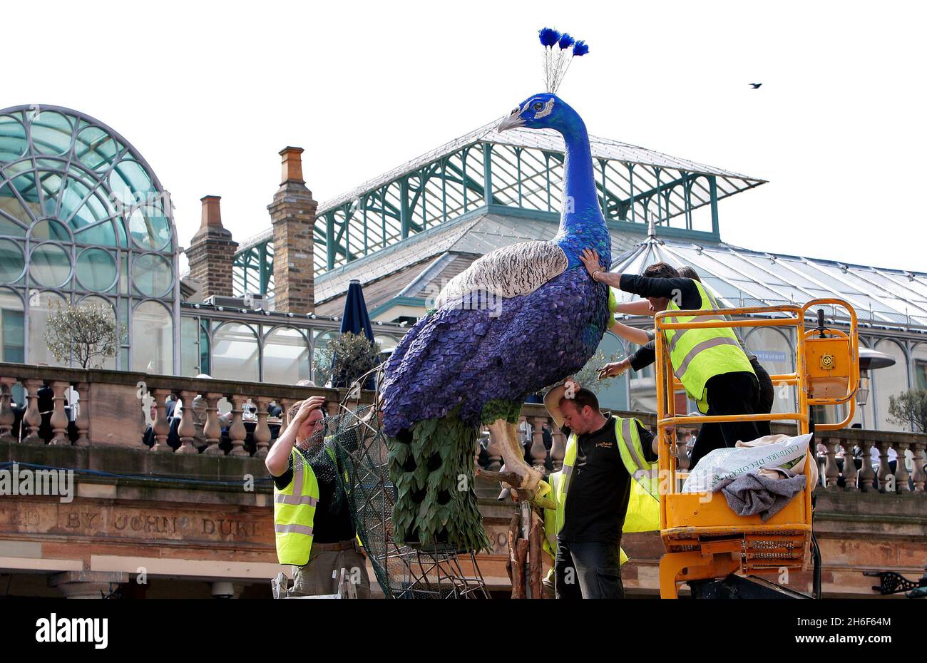Workers put the finishing touches on Covent Garden LondonÃ•s latest ...