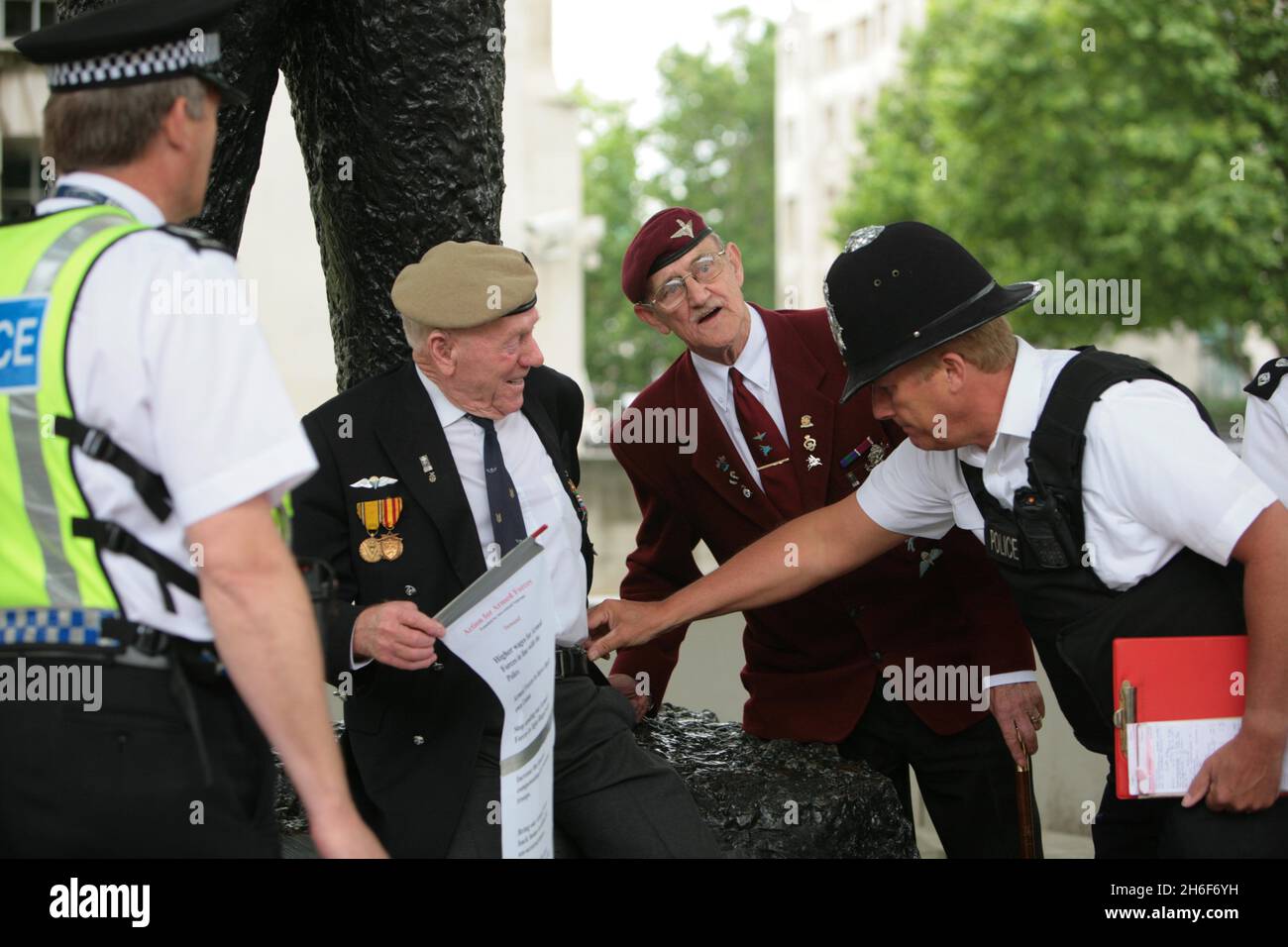 Army War Veterans - 88 year old George Kay and 74 year old Ricky ...
