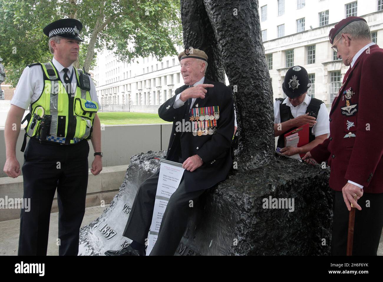 Army War Veterans - 88 year old George Kay and 74 year old Ricky ...
