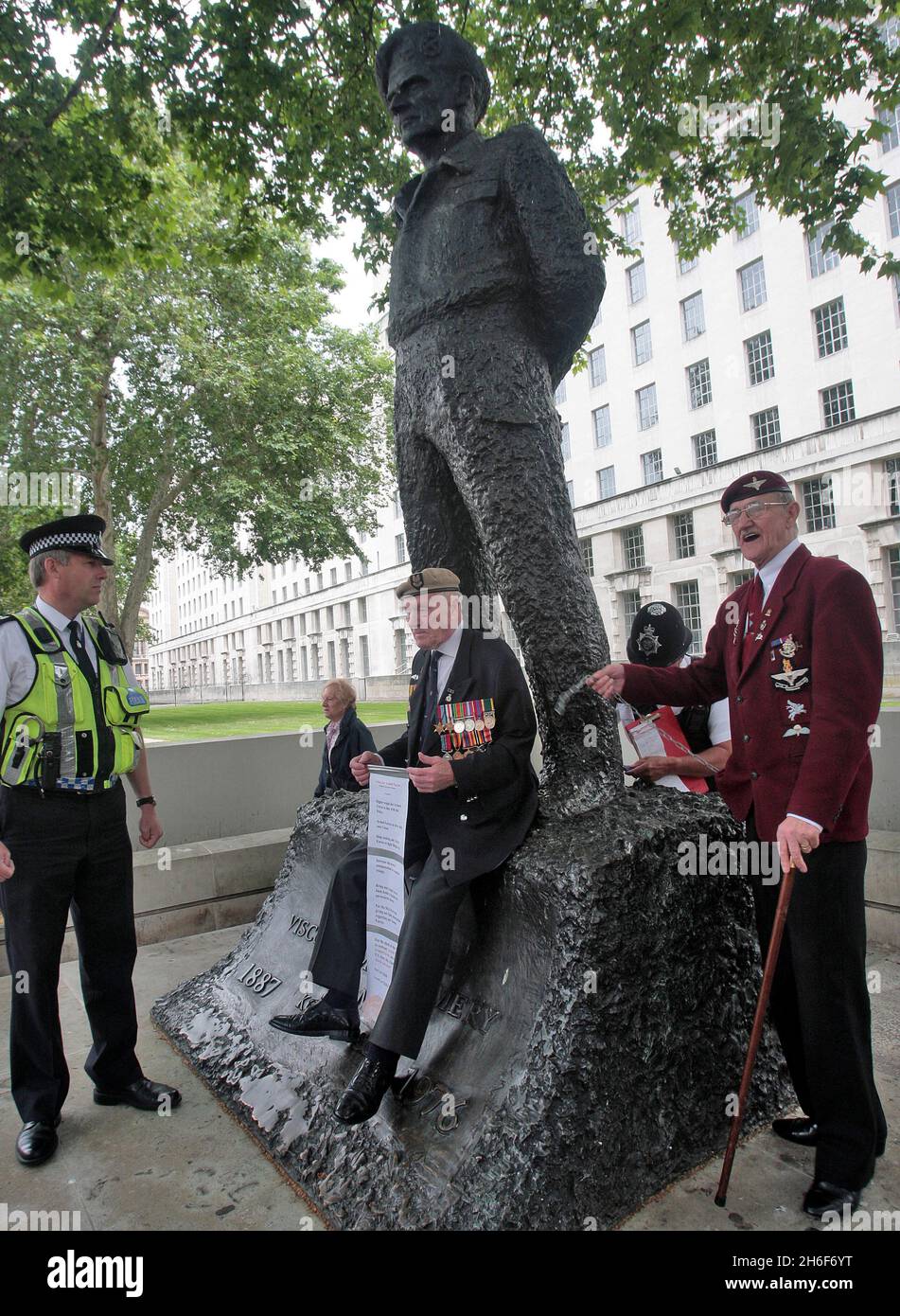 Army War Veterans - 88 year old George Kay and 74 year old Ricky ...