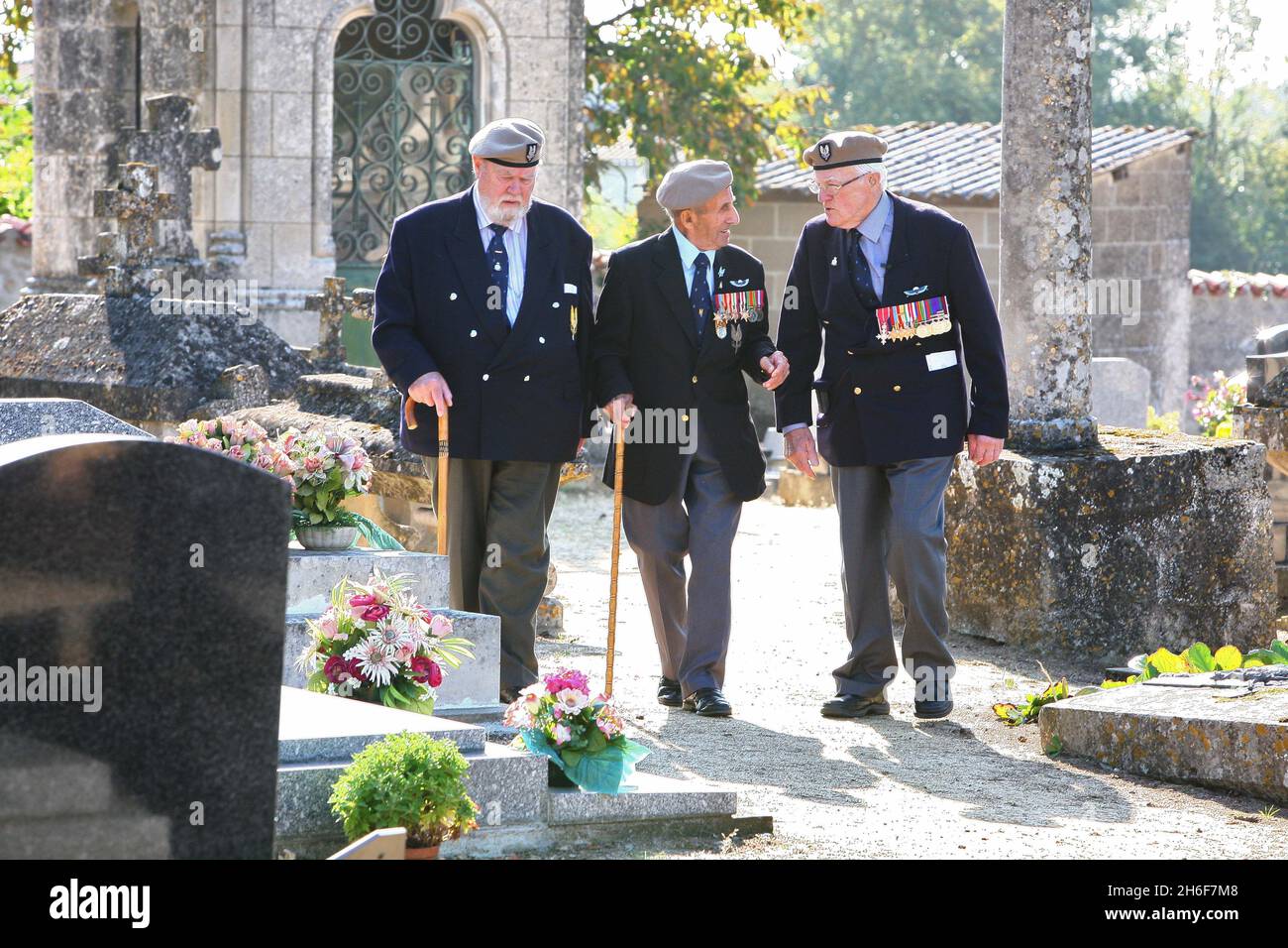 Three of the last few surviving WWII SAS Veterans at the cemetery in ...