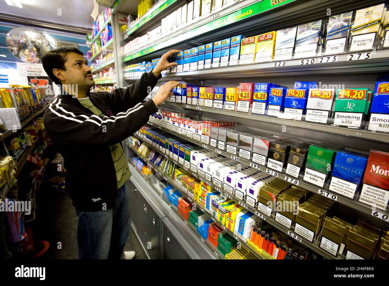 Cigarettes to go hi-res stock photography and images - Alamy