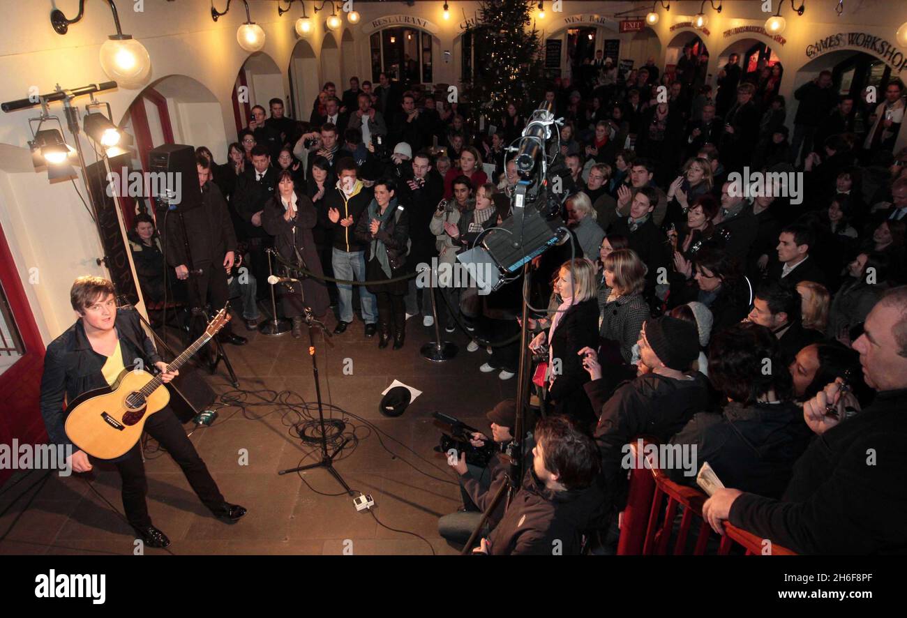 Keane lead singer tom chaplin hi-res stock photography and images - Alamy