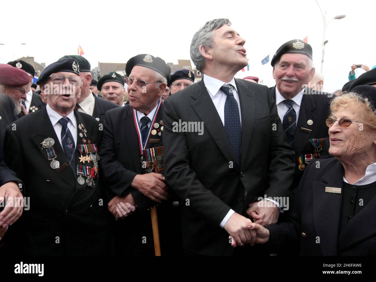 British Prime Minister Gordon Brown sings the Auld Lang Syne with ...