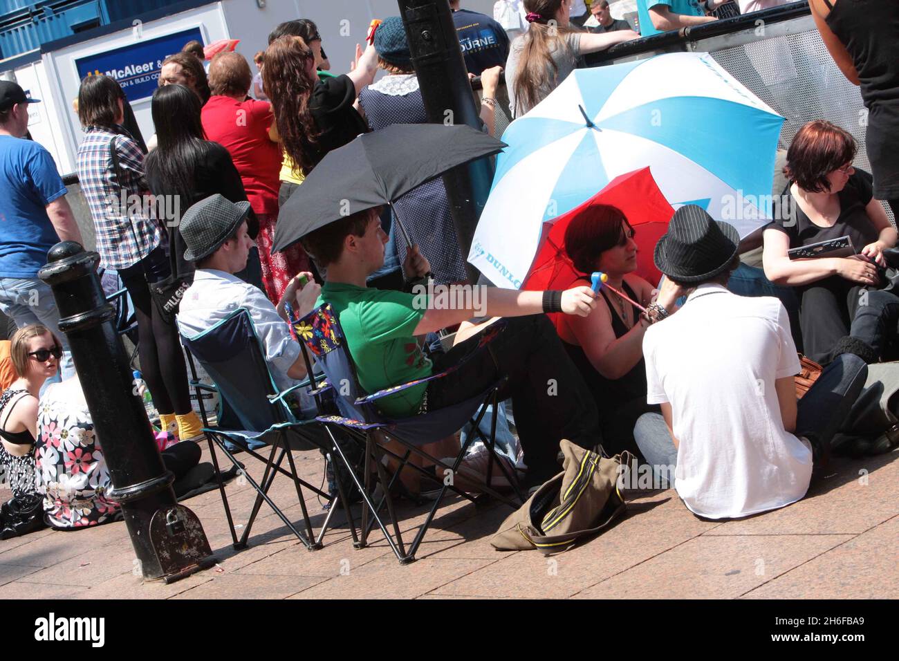 Johnny Depp fans queue in the heat outside the Empire cinema in London ...