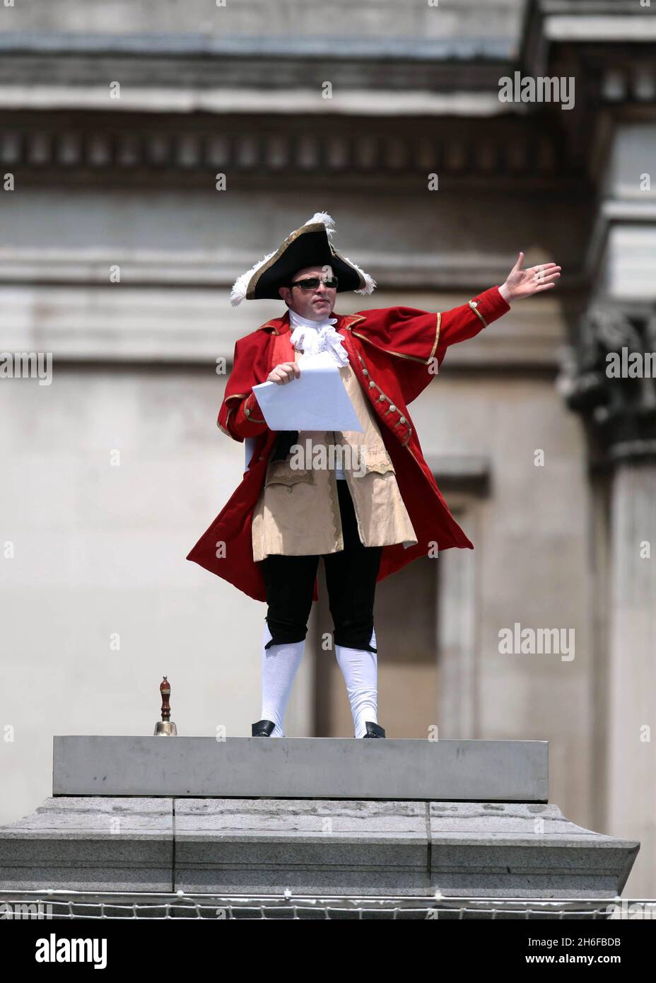 Town Cryer Scott Illman from London on the plinth in Trafalgar Square ...