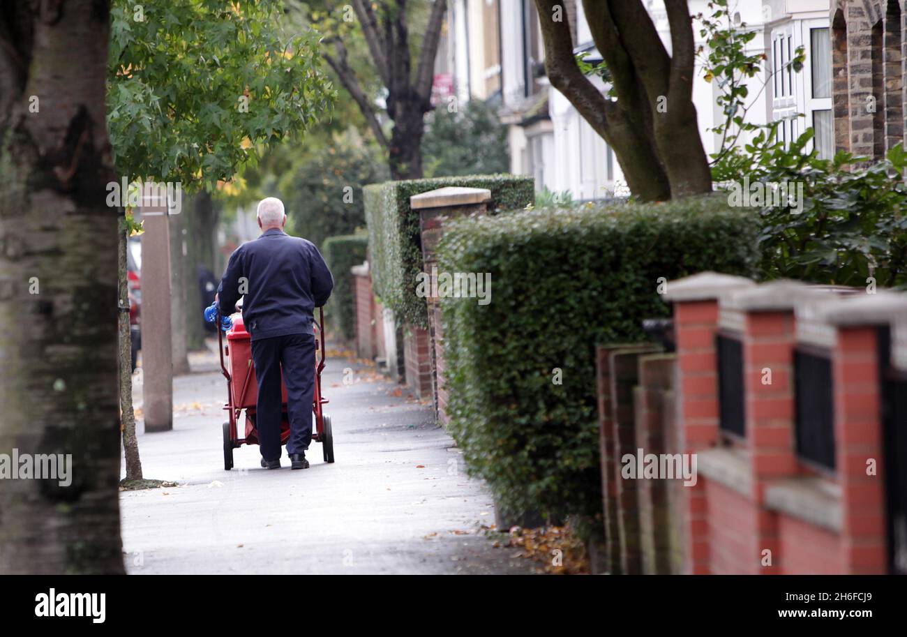 Royal mail postman delivers letters hi-res stock photography and images ...