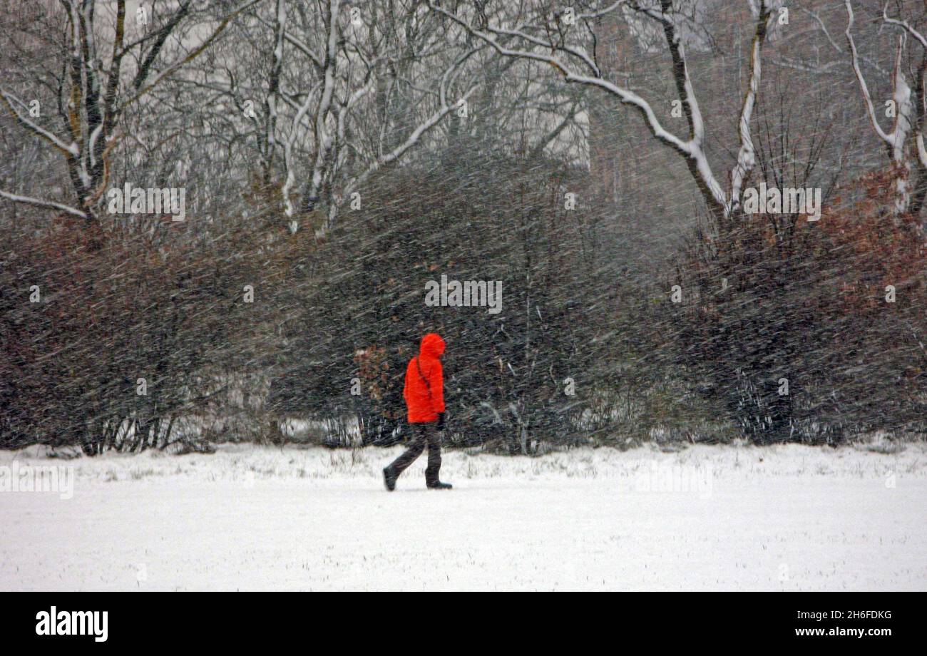 Heavy snow in East London this afternoon Stock Photo - Alamy