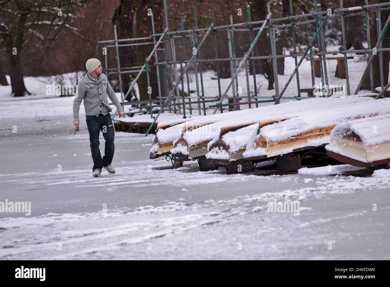Hollow ponds boating hi-res stock photography and images - Alamy