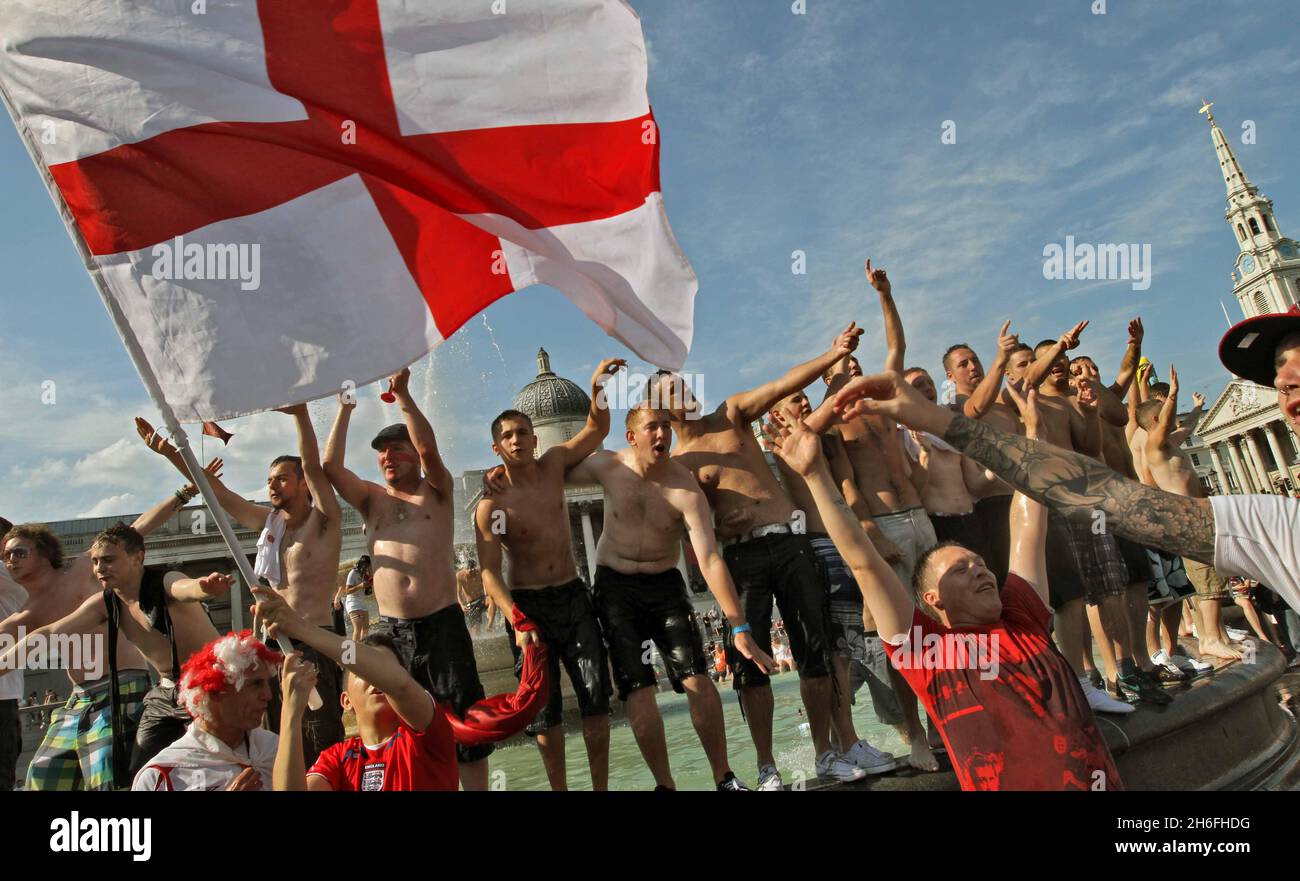 England football fans cool off in the fountains at Trafalgar Square ...