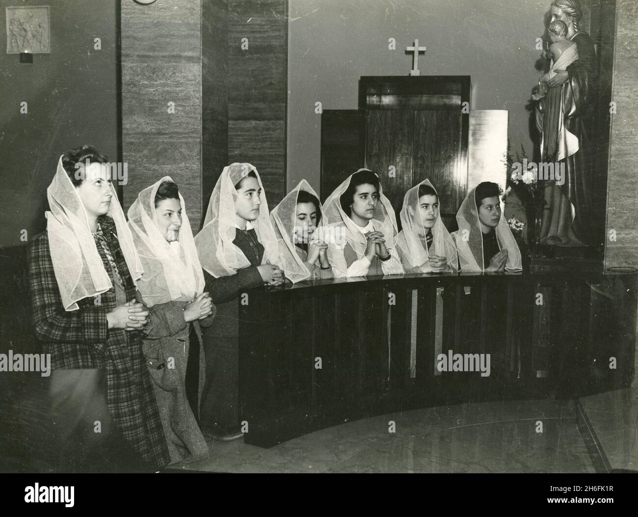 Praying in catholic church 1950s hi-res stock photography and images ...