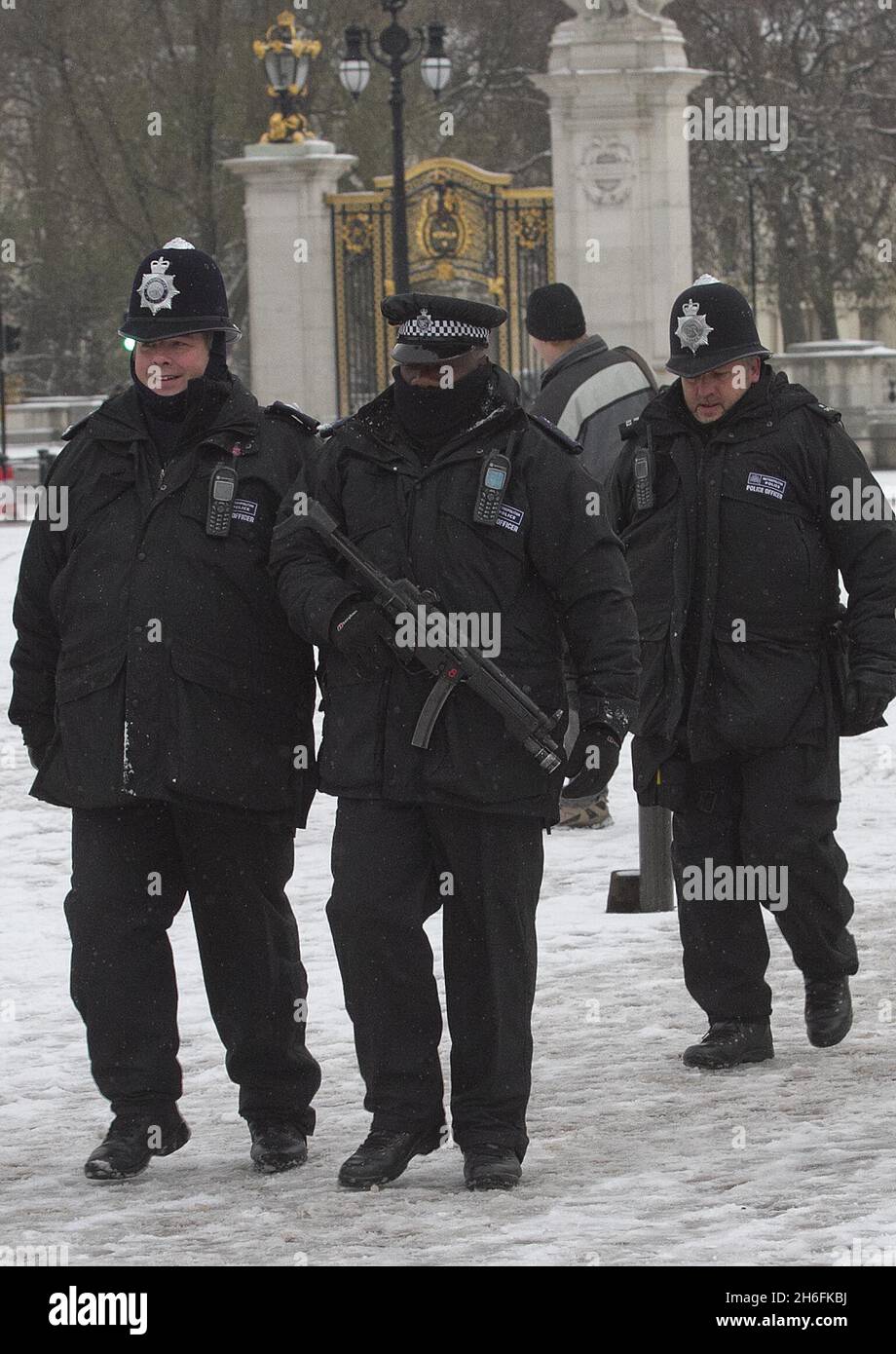 Police officers pictured outside Buckingham Palace in the snow in ...