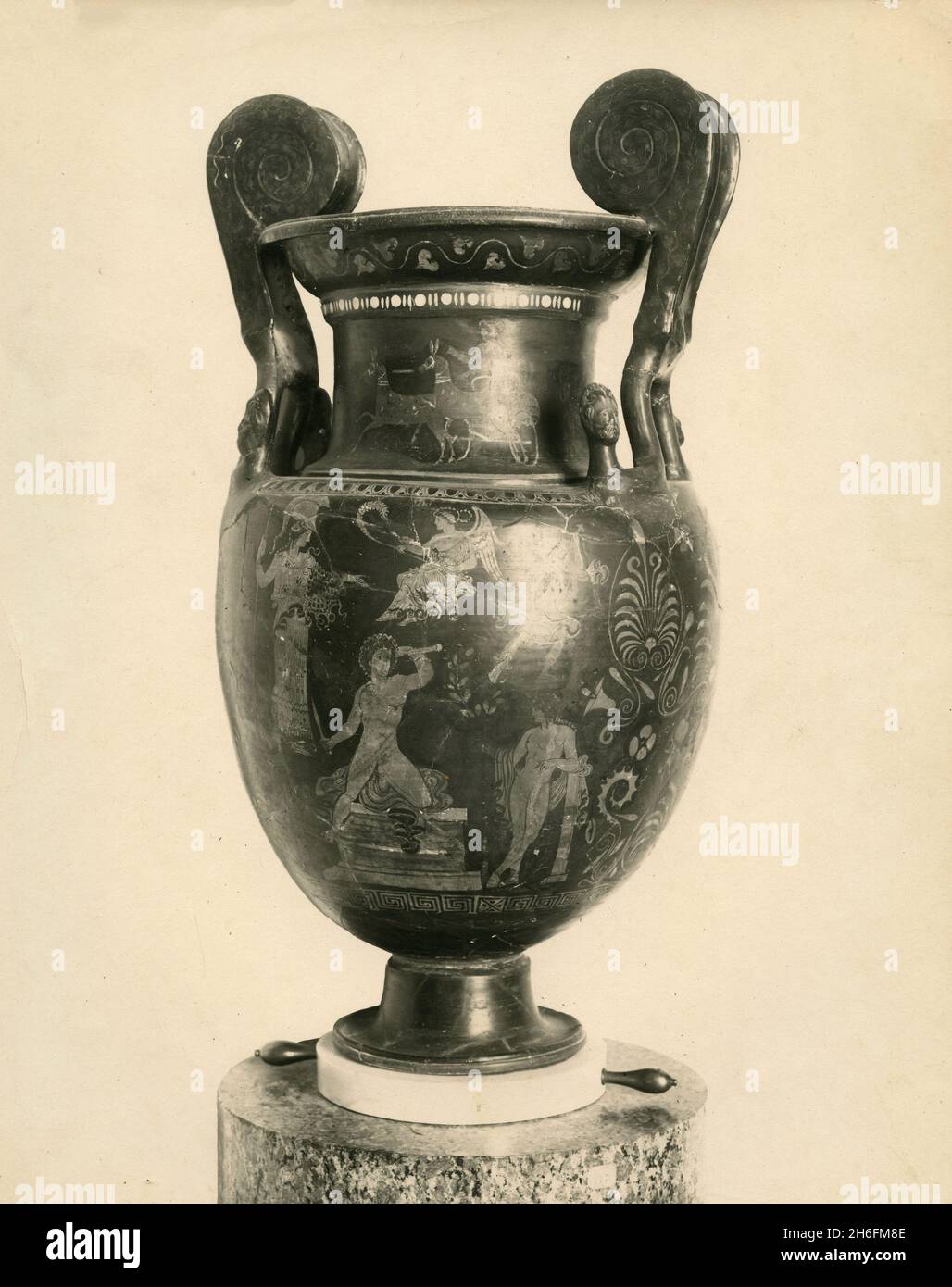 Etruscan pottery hi-res stock photography and images - Alamy