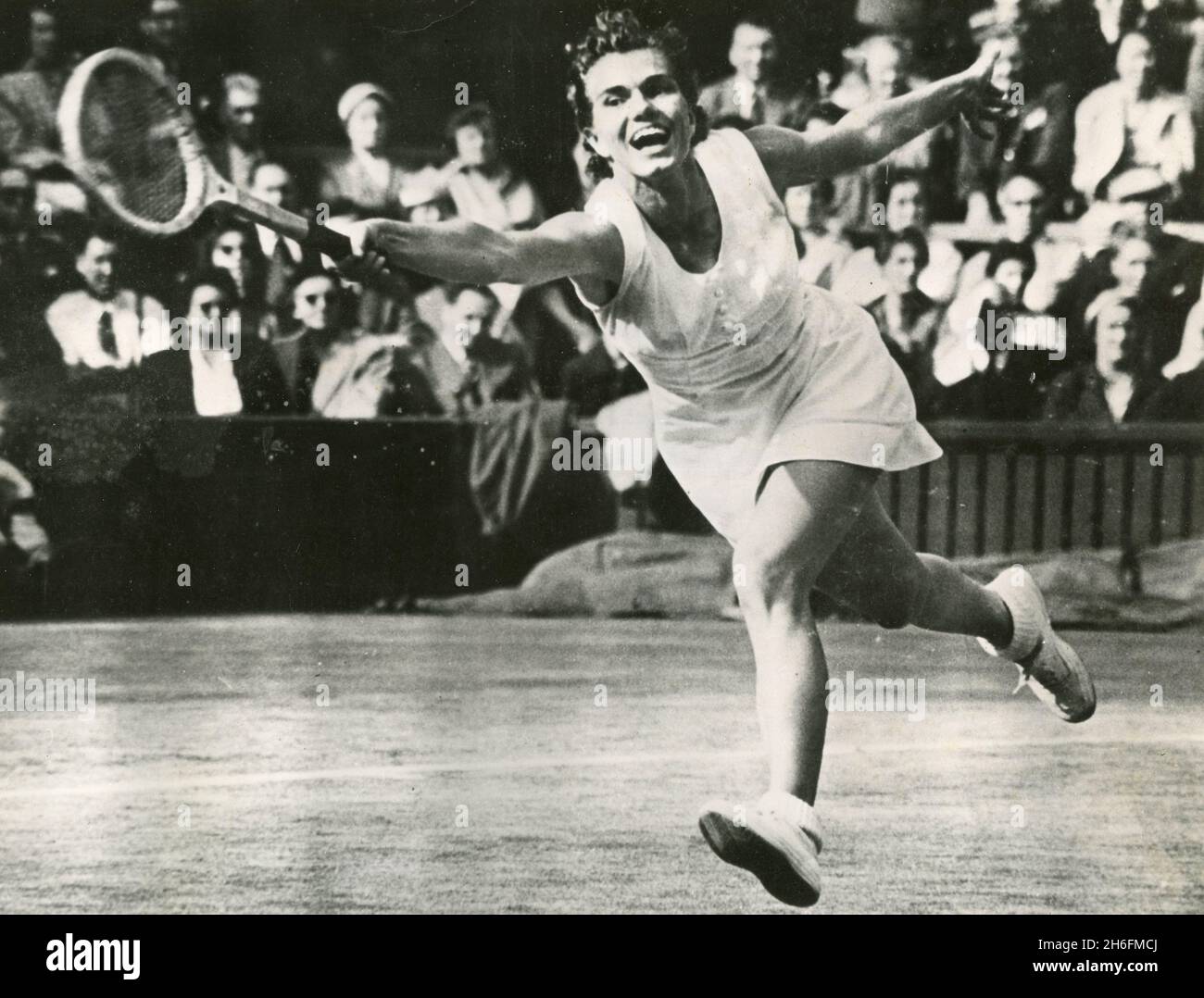 American tennis player Shirley Fry, Wimbledon, UK 1956 Stock Photo - Alamy