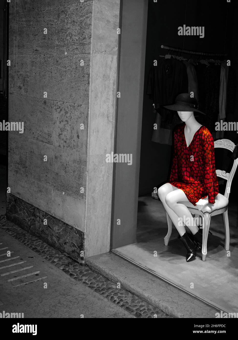 Clothes dummy in a shop window. Verona, Italy Stock Photo - Alamy