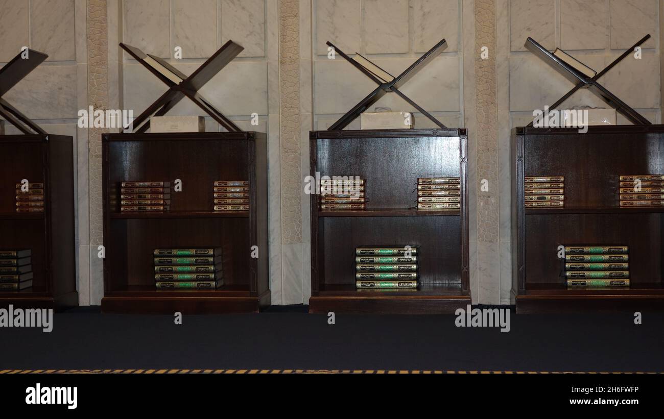 Interior of the Grand Mosque. Wooden Bookcases Stock Photo - Alamy