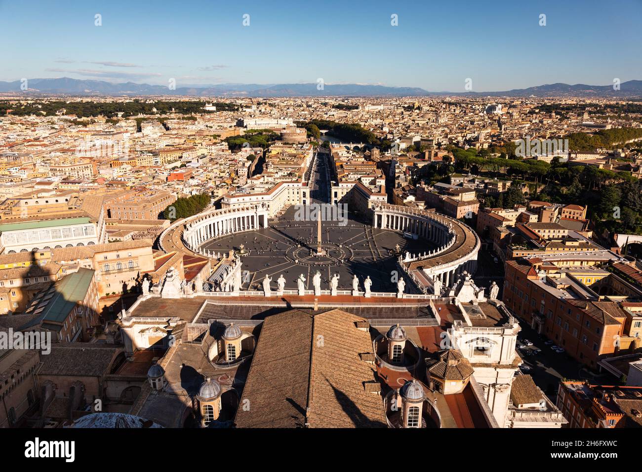 Statues in saint peter of the vatican roof hi-res stock photography and ...
