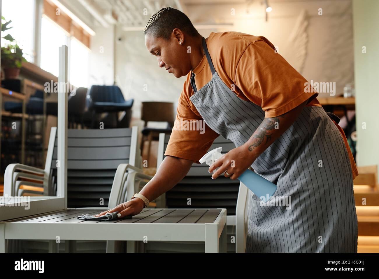 Person cleaning tables hi-res stock photography and images - Alamy