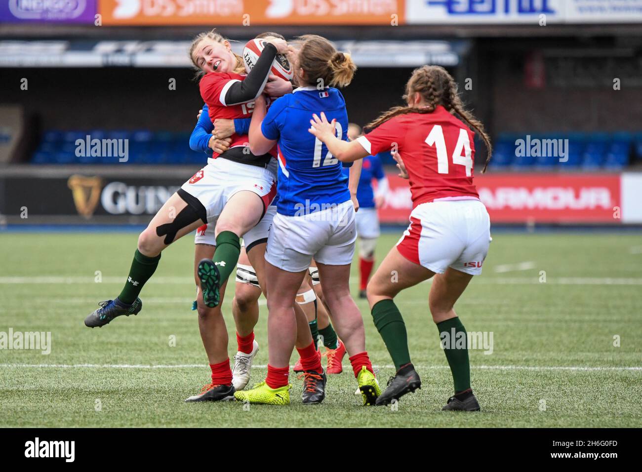 Female rugby player from the uk hi-res stock photography and images - Alamy