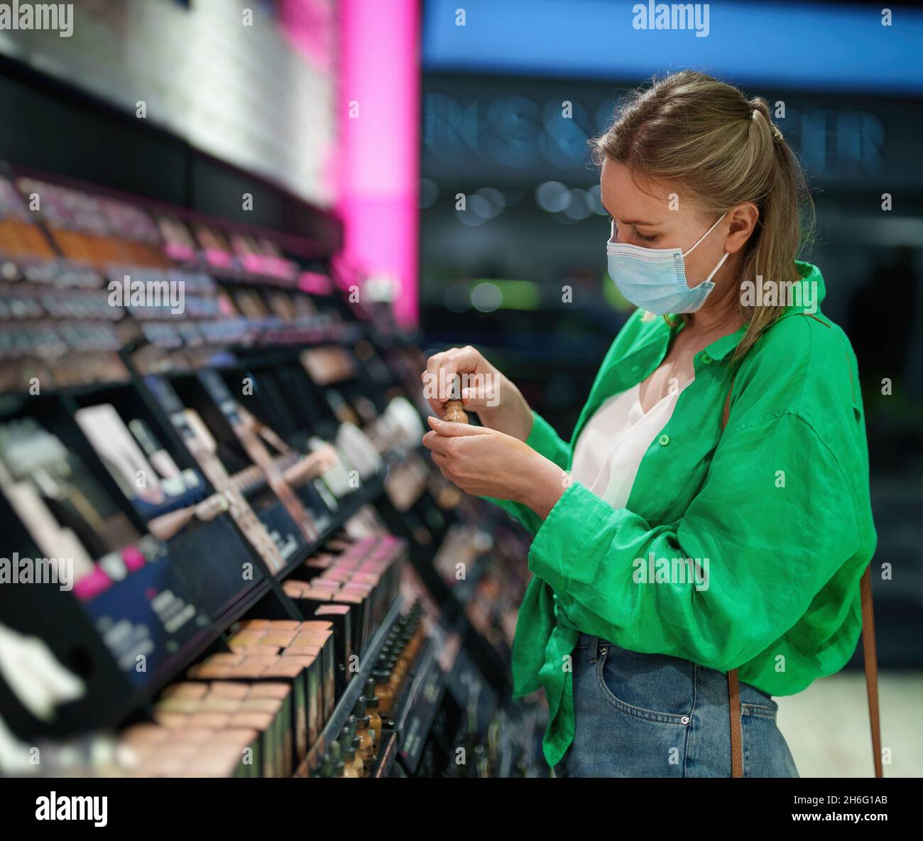 Girl shopping in cosmetics store hi-res stock photography and images ...