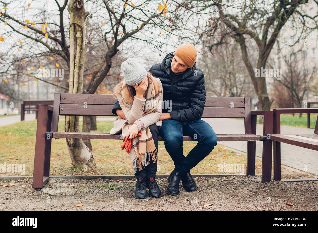 Upset couple park hi-res stock photography and images - Alamy