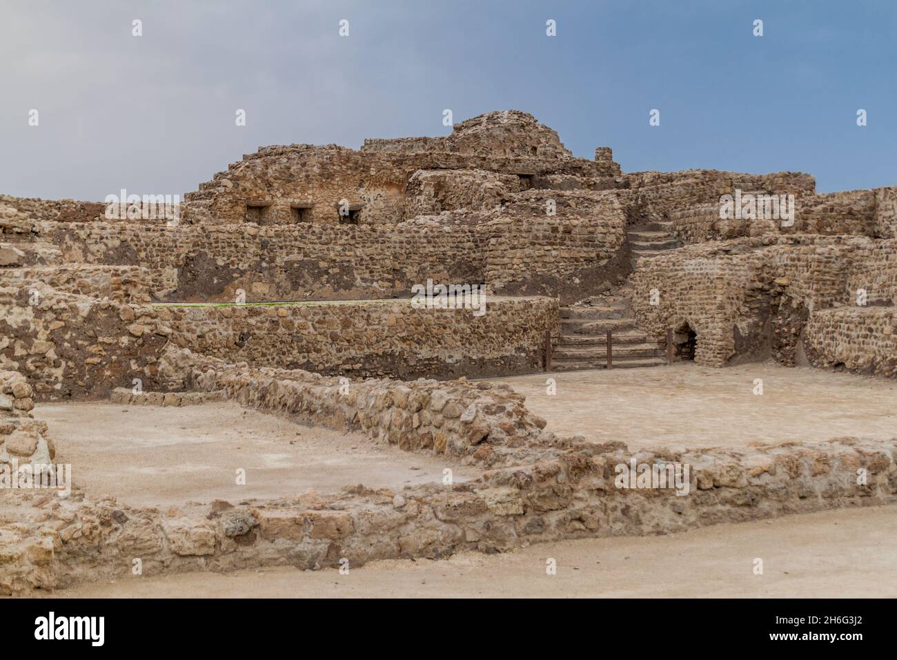 Ruins of Bahrain Fort Qalat al-Bahrain in Bahrain Stock Photo - Alamy