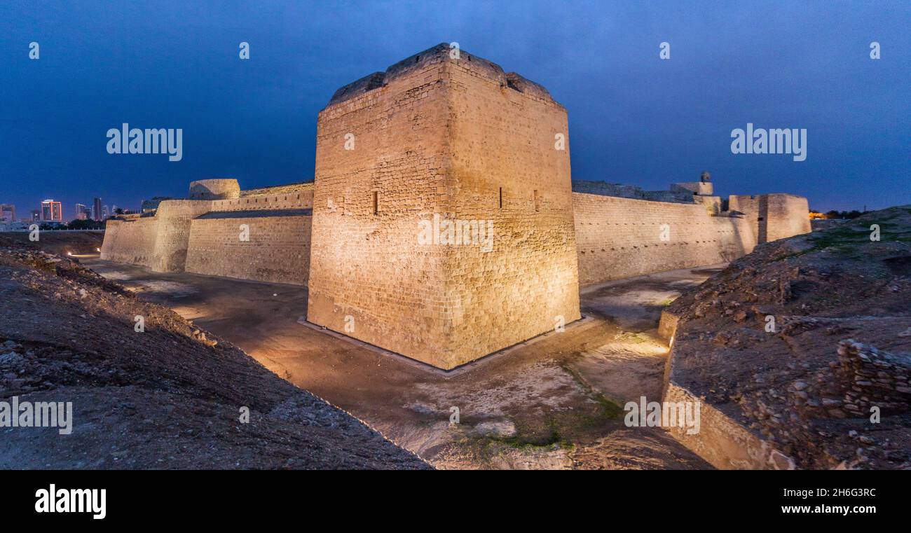 Ancient remains qalat al bahrain fort hi-res stock photography and ...