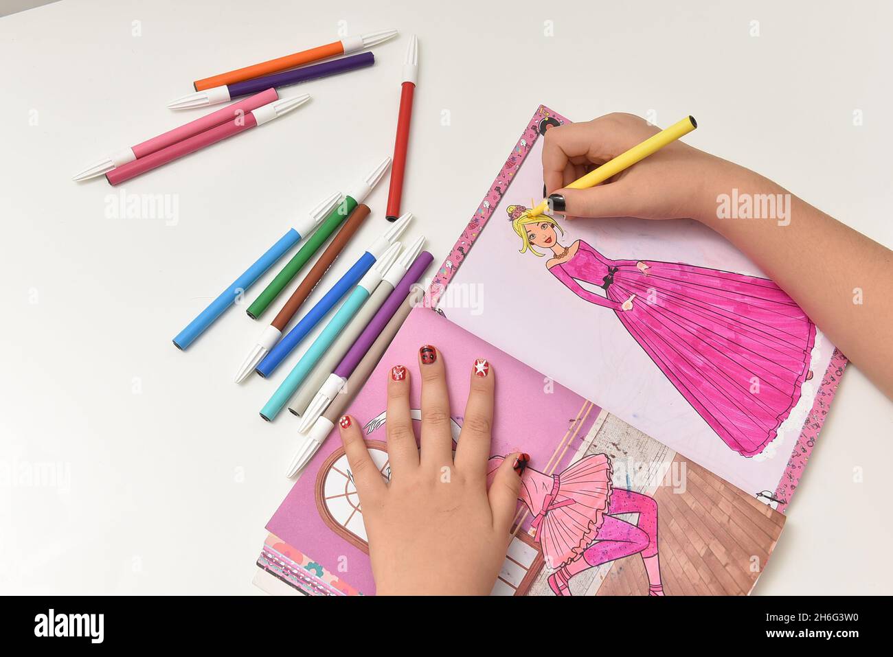 Female hand coloring paper hi-res stock photography and images - Alamy