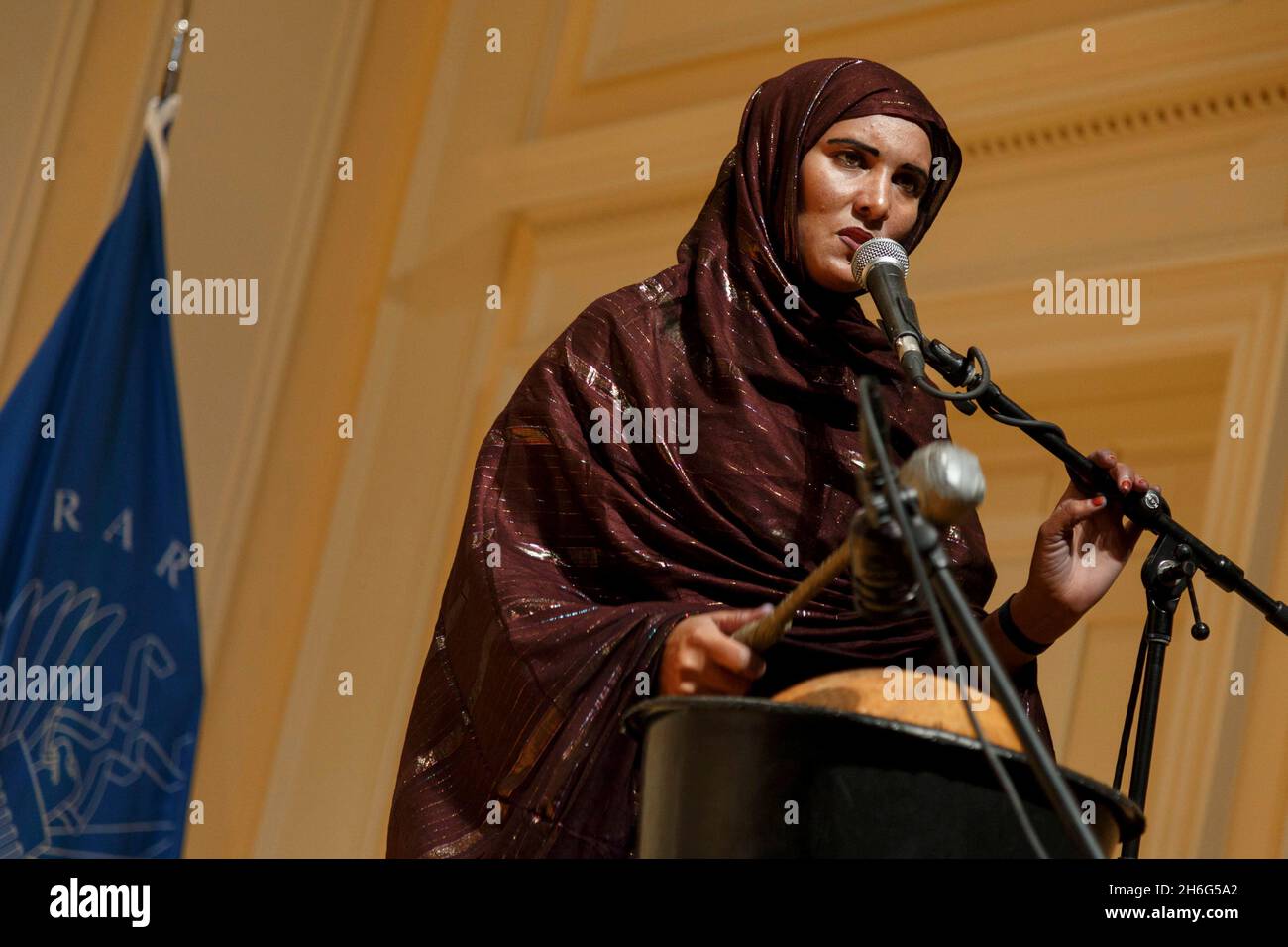 Sahara desert musicians hi-res stock photography and images - Alamy