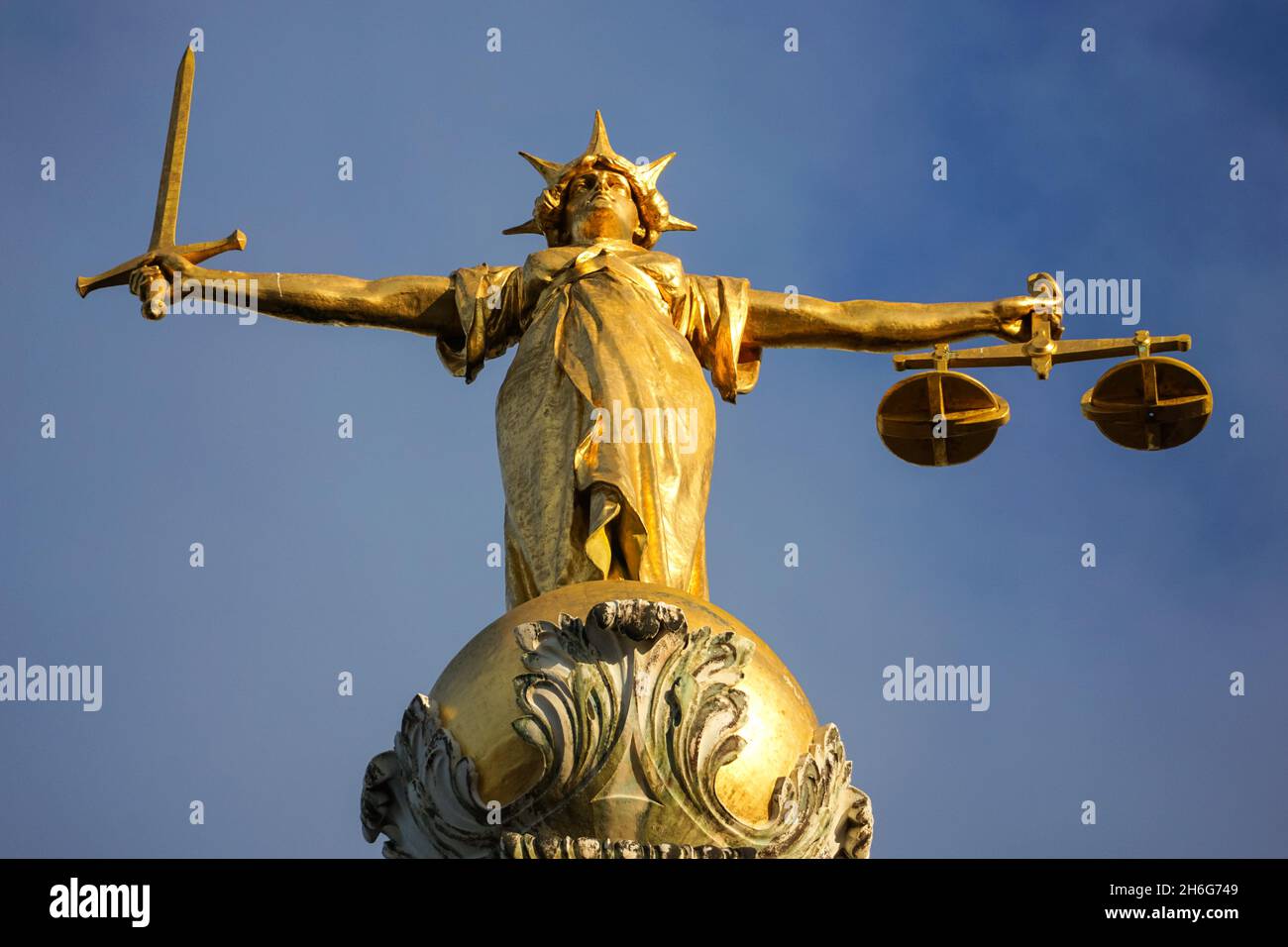 Old bailey statue of lady justice hi-res stock photography and images ...