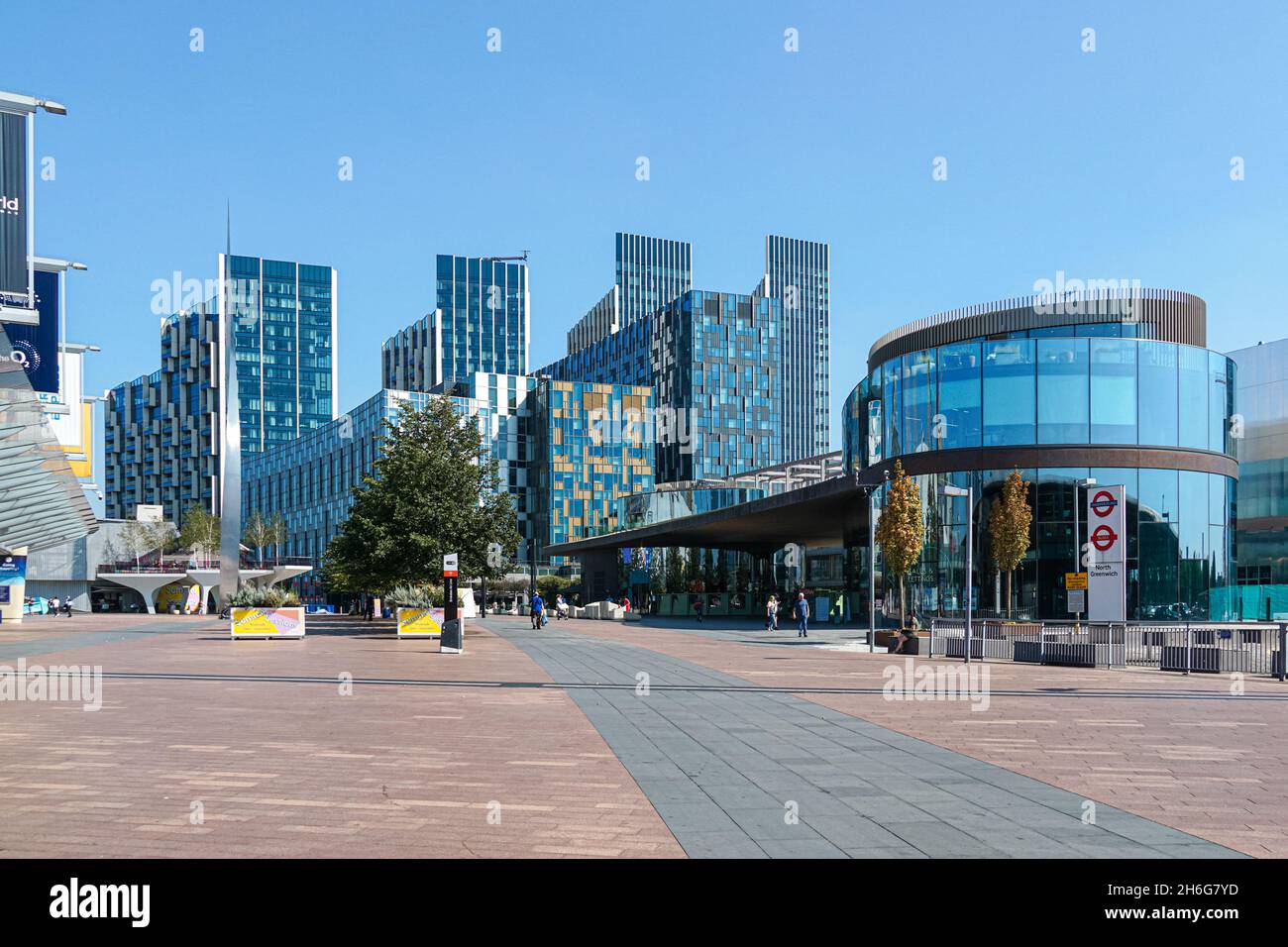 Peninsula Square in North Greenwich with modern office and residential ...