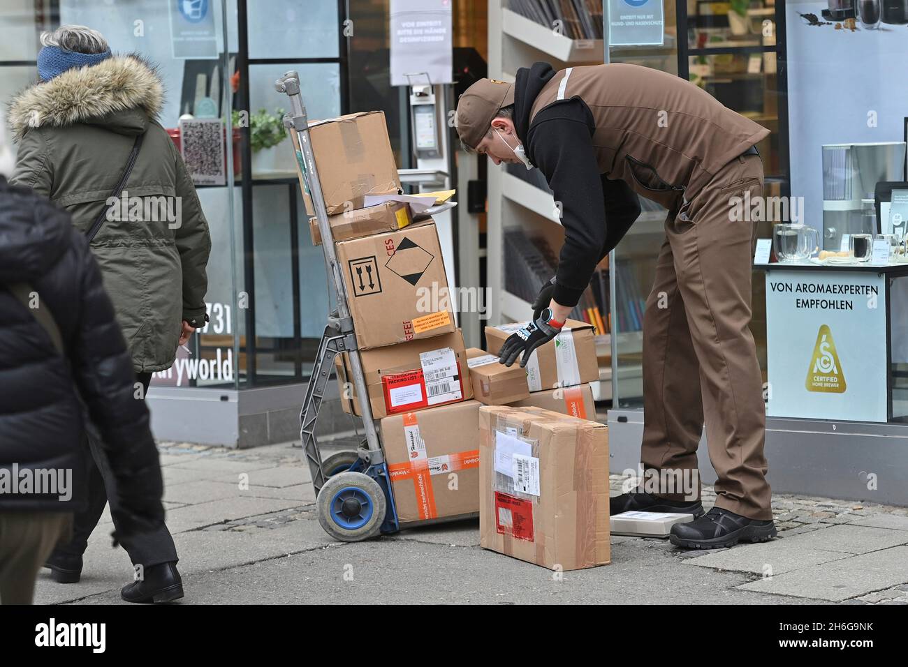 Munich, Deutschland. 15th Nov, 2021. UPS parcel delivery company at ...
