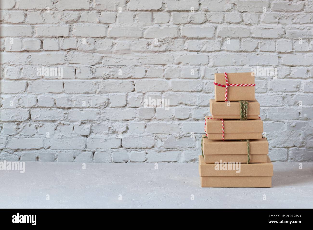 Craft paper gift boxes on the brick wall background, zero waste concept ...