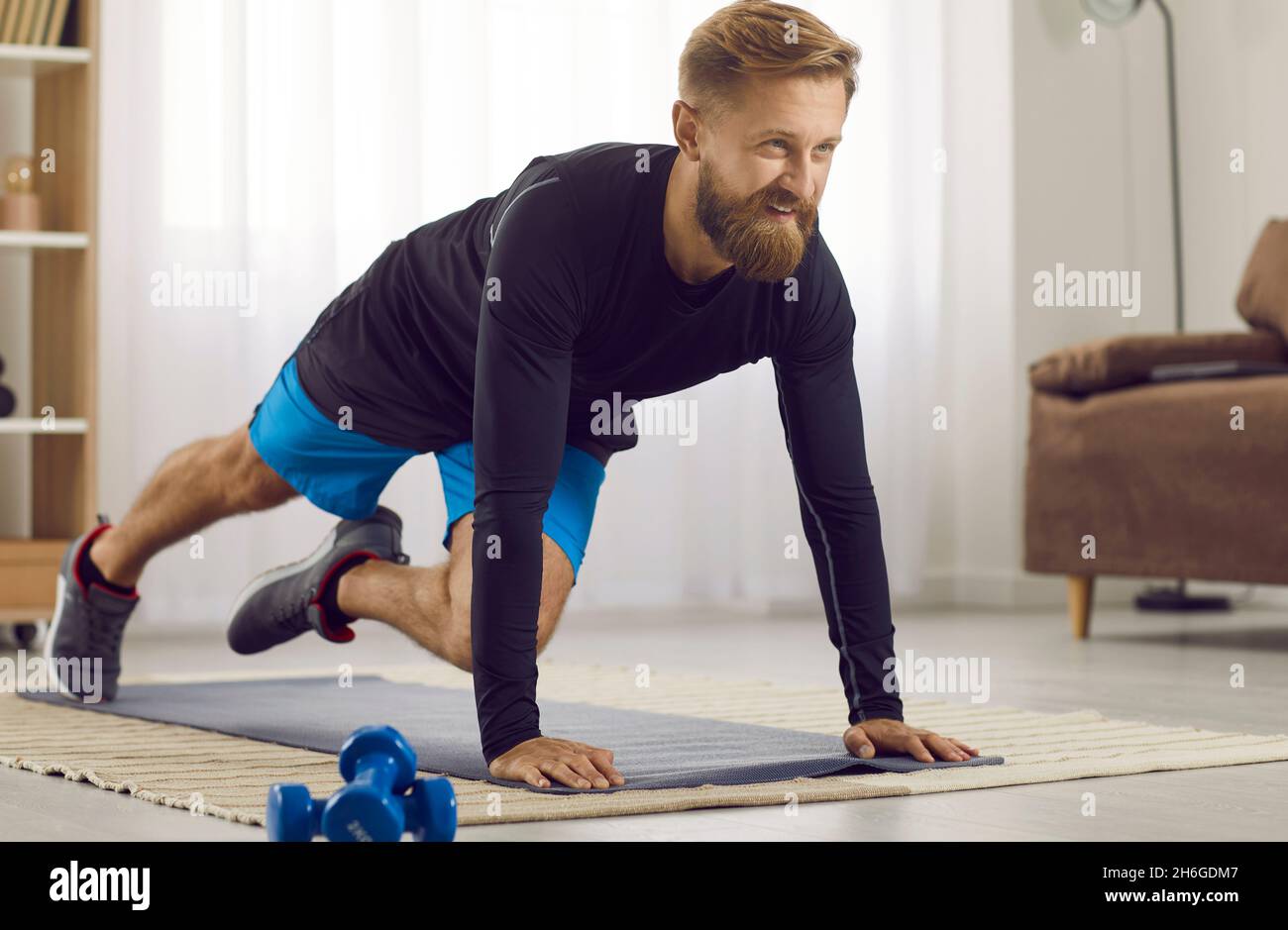 Plank knee tuck hi-res stock photography and images - Alamy