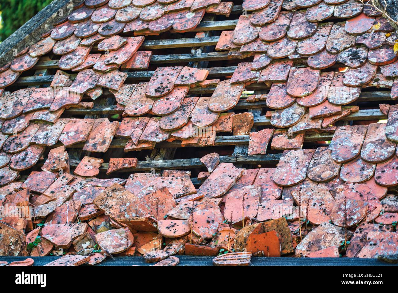 abandoned building old roof colapsing Stock Photo - Alamy