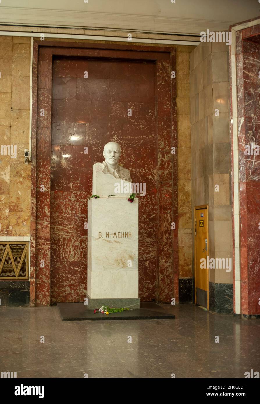 Lenin bust statue in Ploschad Revolyutsii in Moscow Russia Stock Photo ...
